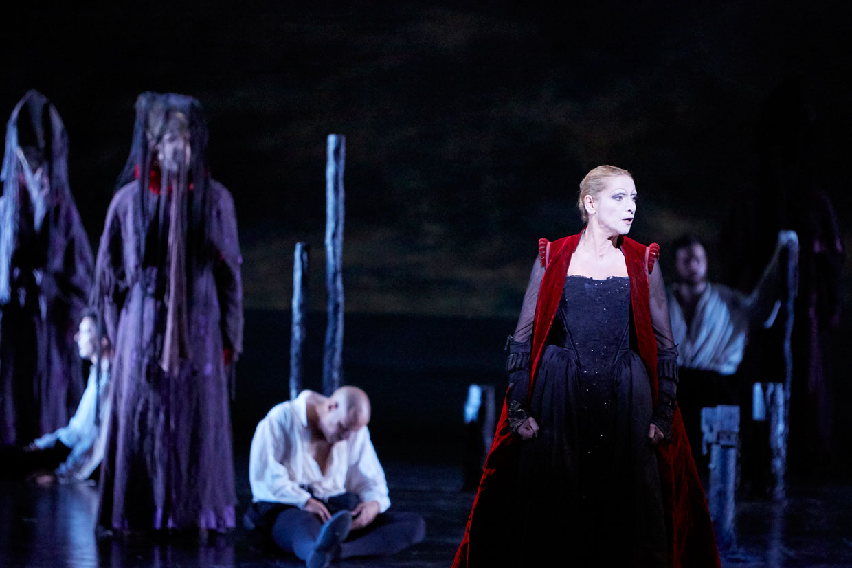 Lucrèce Borgia par la Comédie-Française au TNM | Sanglant ! | Sors-tu.ca